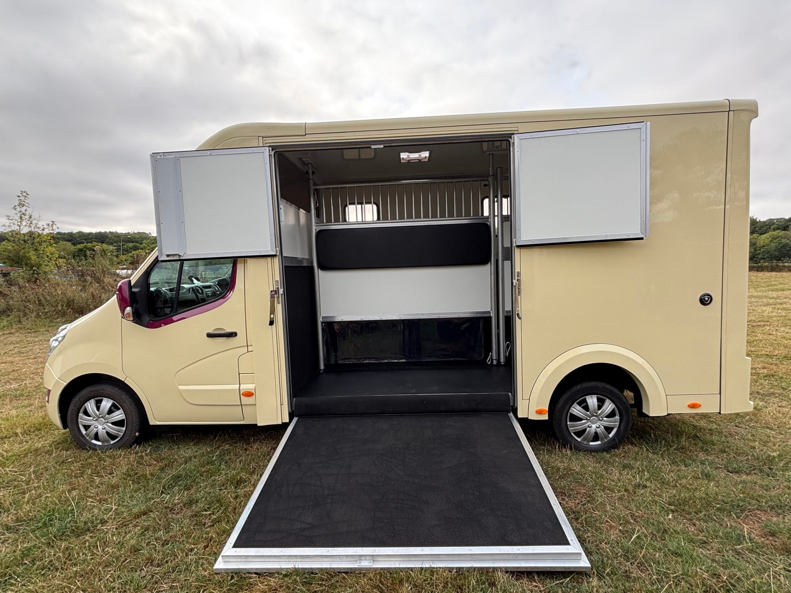 3.5 ton 2 horse Renault Master £32,500 SOLD - Huish Horseboxes